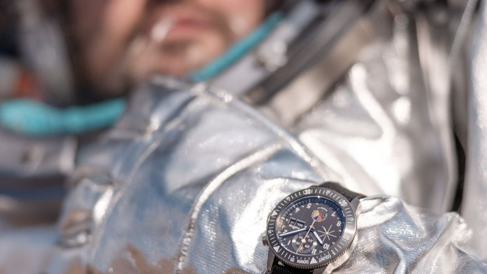 All-New Fortis Novonaut N-42 AMADEE-24 - First Class Watches Blog